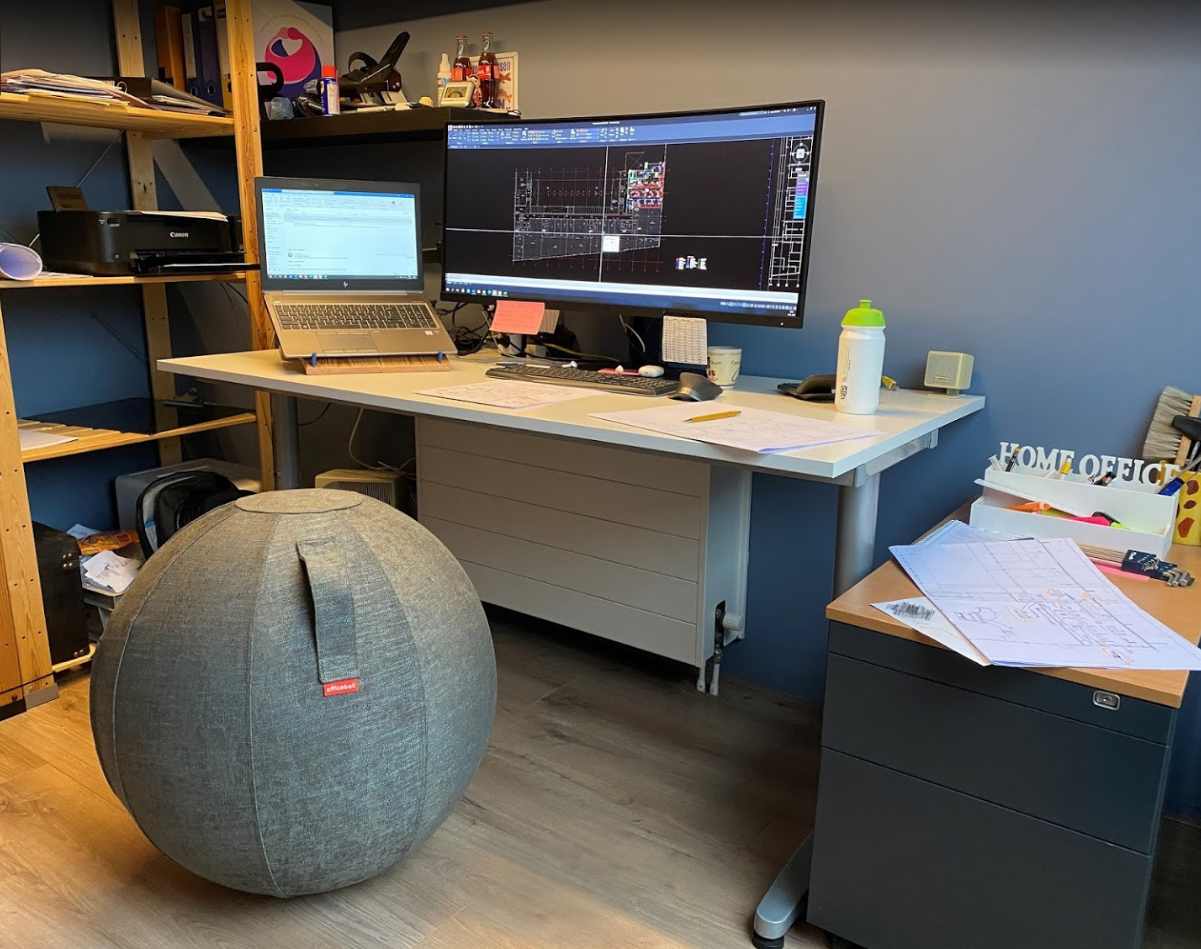 Office Ball Sitting Ball | Sittingball behind your desk | Worktrainer.com